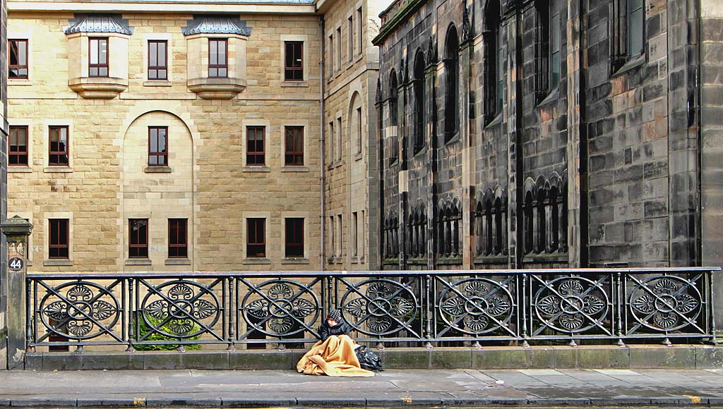 Looking to the east across George IV Bridge, at the bridge over ...